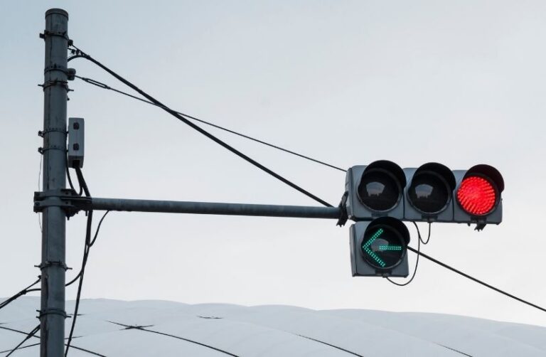 When Is It Legal to Turn Left on Red in Texas